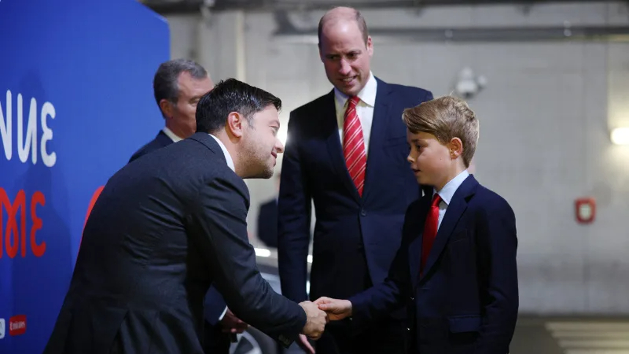 Príncipe George hace su debut como miembro de la familia real en un ...