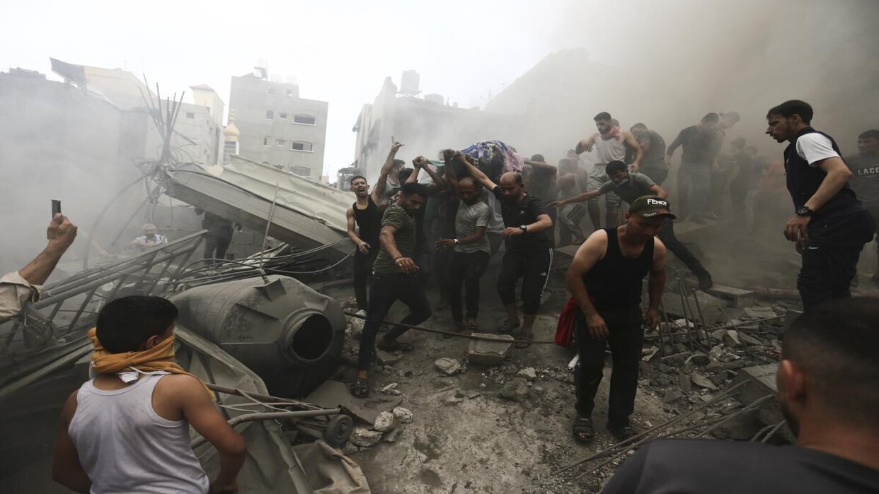 Una multitud ayuda a rescatar personas de una casa destruida tras un ...
