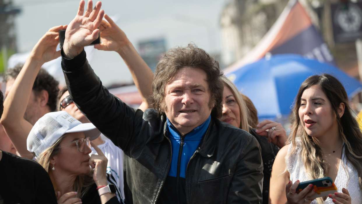 Milei, el ultraderechista que allana su ruta a las elecciones con una ...