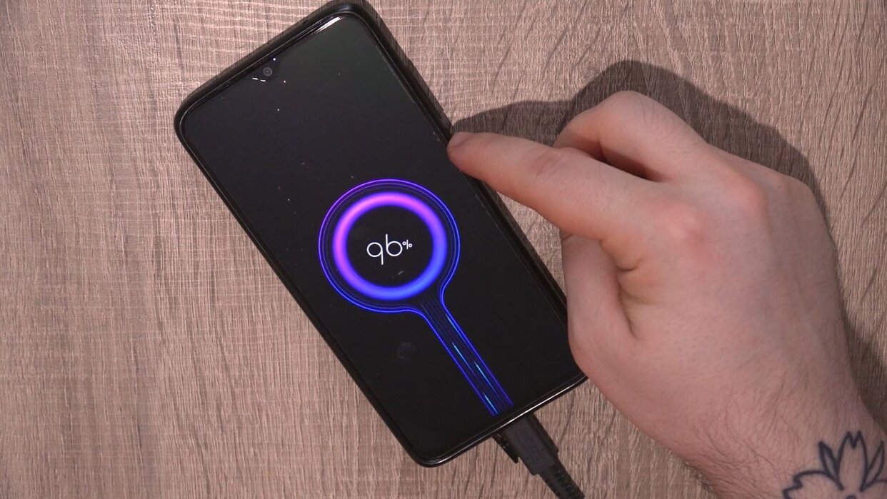 Crean una batería que carga el celular al 90% en 10 minutos