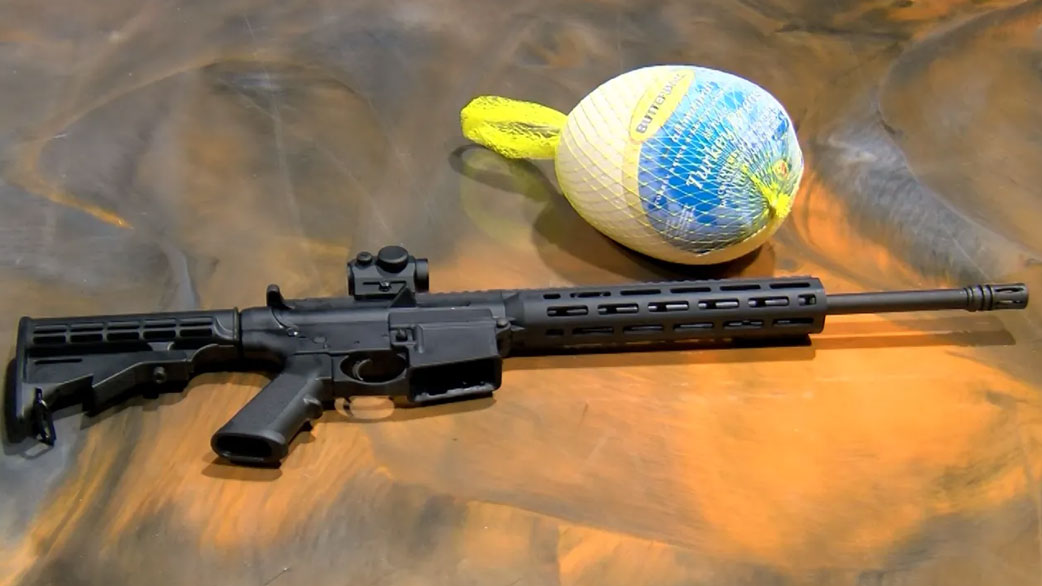 Empresa de techados en EEUU regala un pavo y un rifle AR-15 al que ...
