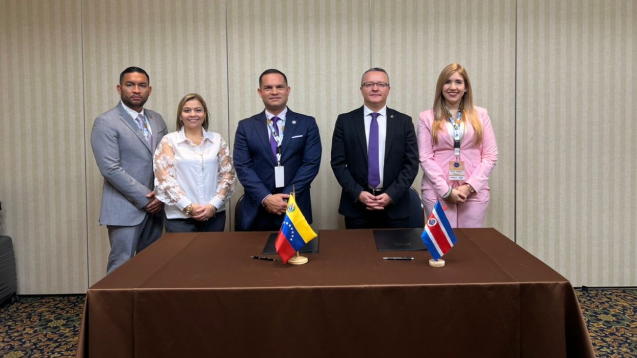 Venezuela y Costa Rica suscriben acuerdo para ruta aérea