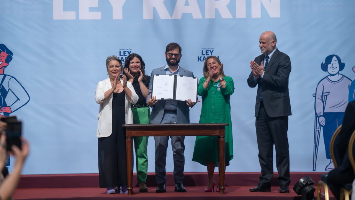 Boric Promulga En Chile La Ley Karin Contra El Acoso Laboral Sexual