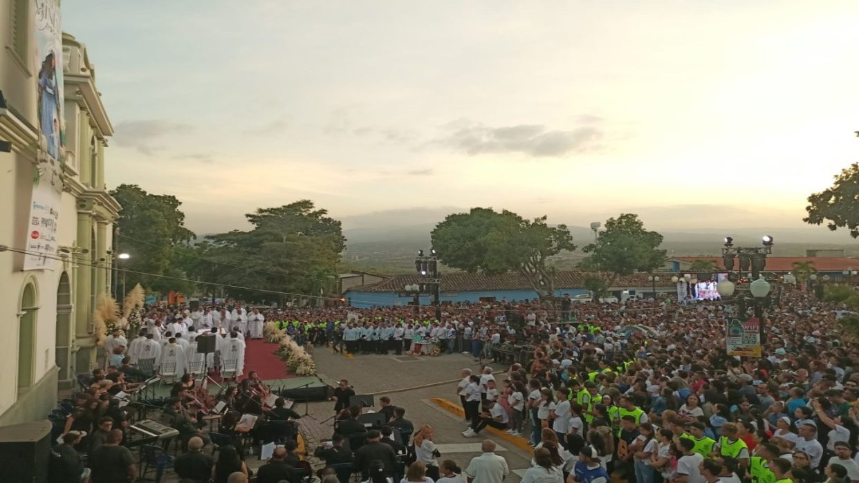 ¡Solemne bajada! Divina Pastora abraza a su pueblo