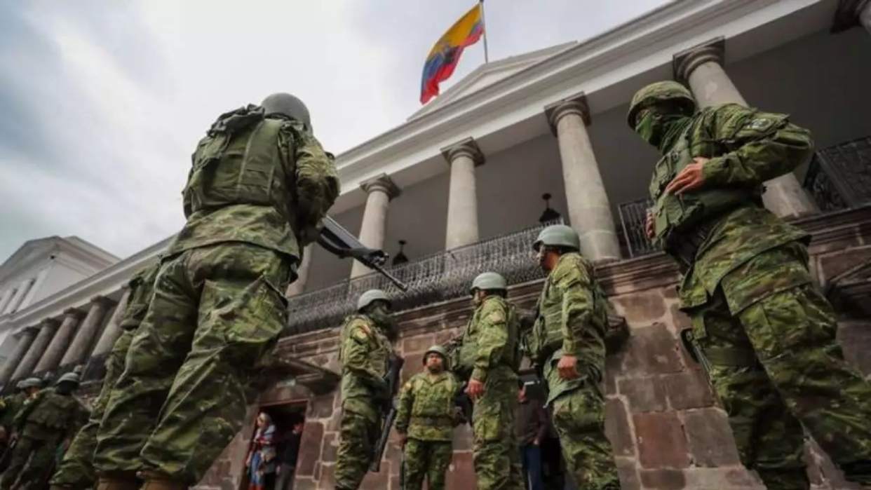 El Ejército de Ecuador aprehende a dos "terroristas" en zona fronteriza ...