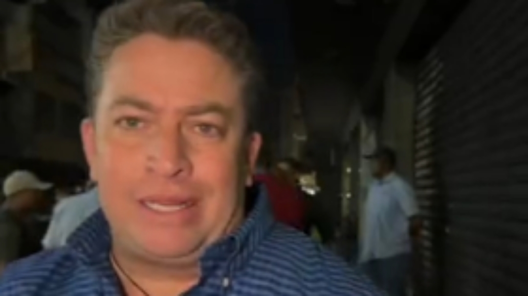 Alcalde Gustavo Duque reporta incendio de una tanquilla en el casco central de Chacao