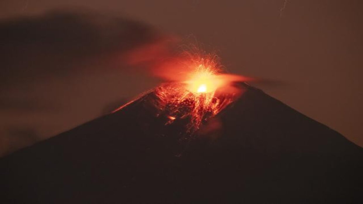 El volcán ecuatoriano Sangay arroja ceniza y derrama material magmático ...