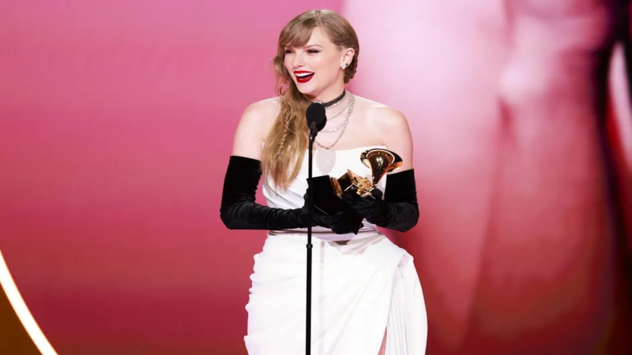 Taylor Swift hace historia al ganar su cuarto Grammy Taylor Swift hace historia al ganar su cuarto Grammy