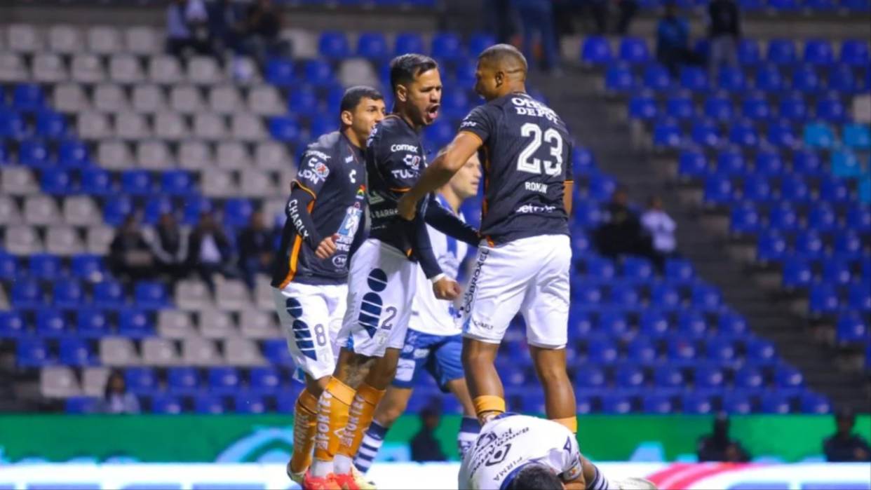 El Pachuca de Salomón Rondón golea al Puebla y asume el liderato de la liga mexicana de fútbol