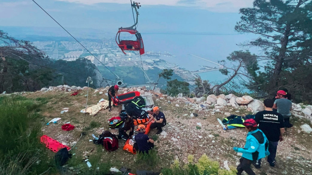 Al menos un muerto, 17 heridos y cientos de atrapados por el colapso de una torre de teleférico ...
