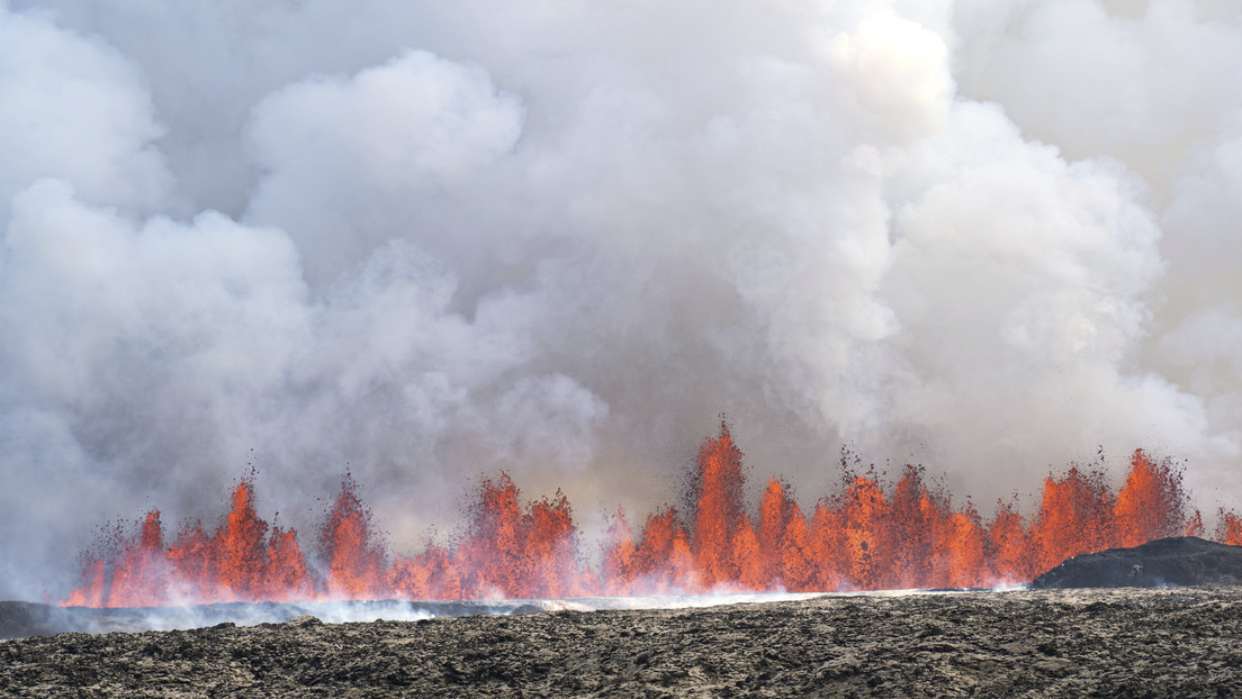 Volcán islandés vuelve a erupcionar con lava que alcanza hasta 50 ...