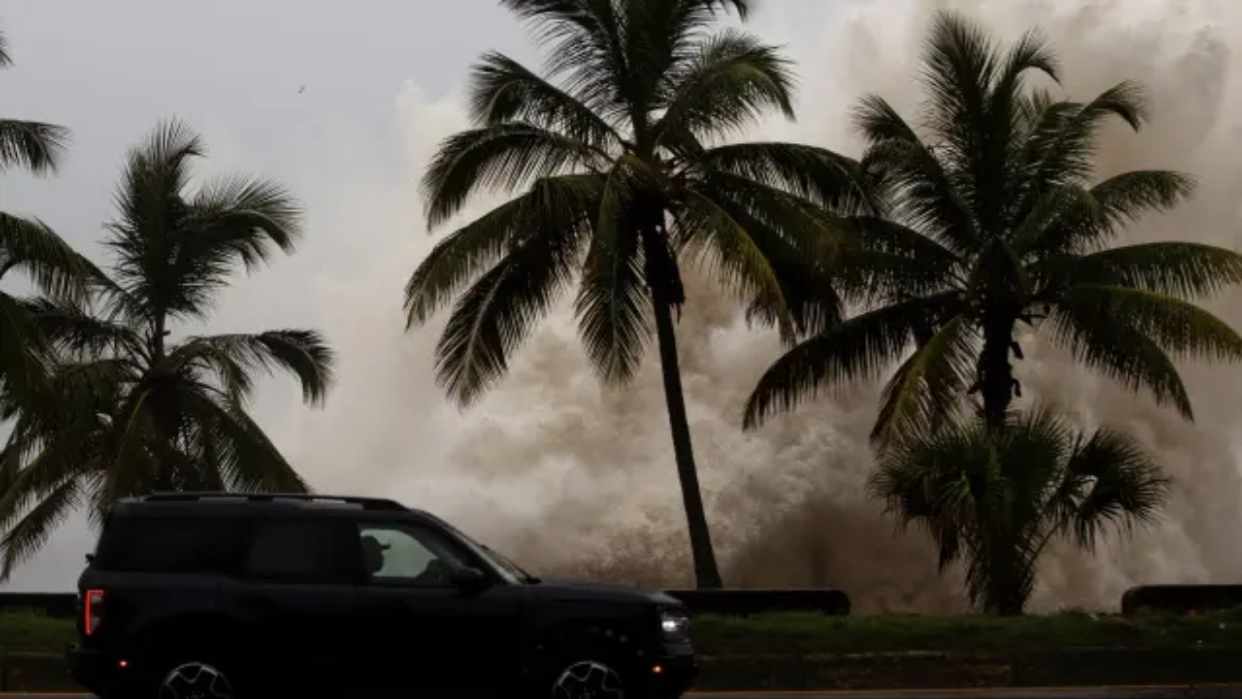 Miles de personas sin luz en República Dominicana a causa de los efectos del huracán Beryl