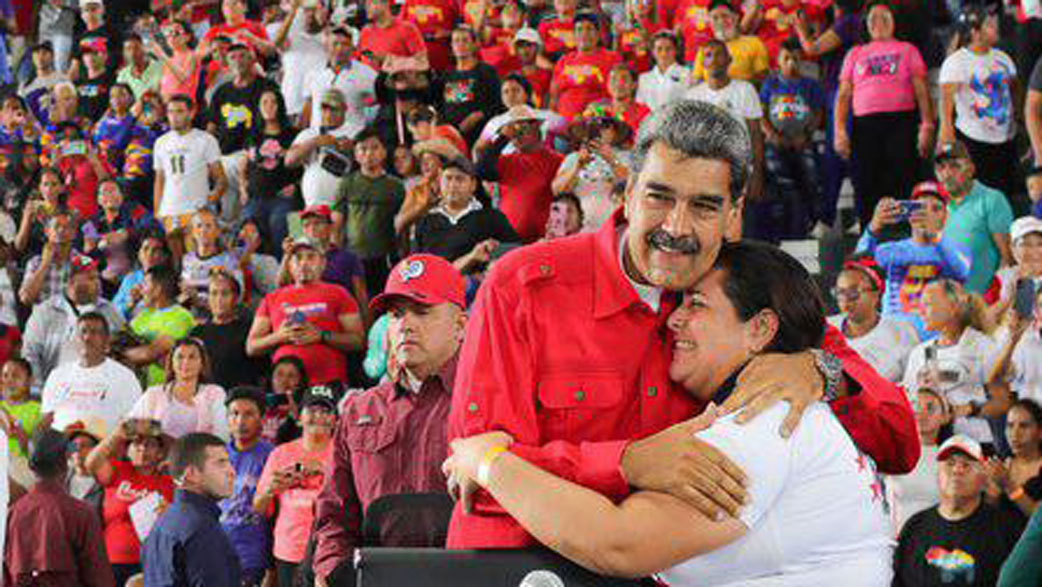 Más de 10 mil personas recibieron al presidente Maduro en el Complejo ...