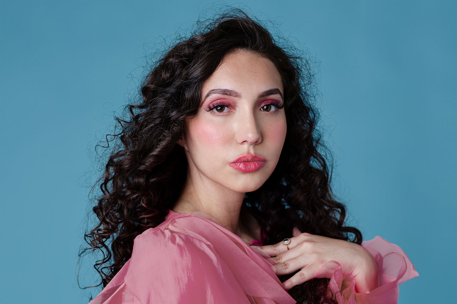 Lo suave y lo intenso coexisten en tendencias del maquillaje en 2024