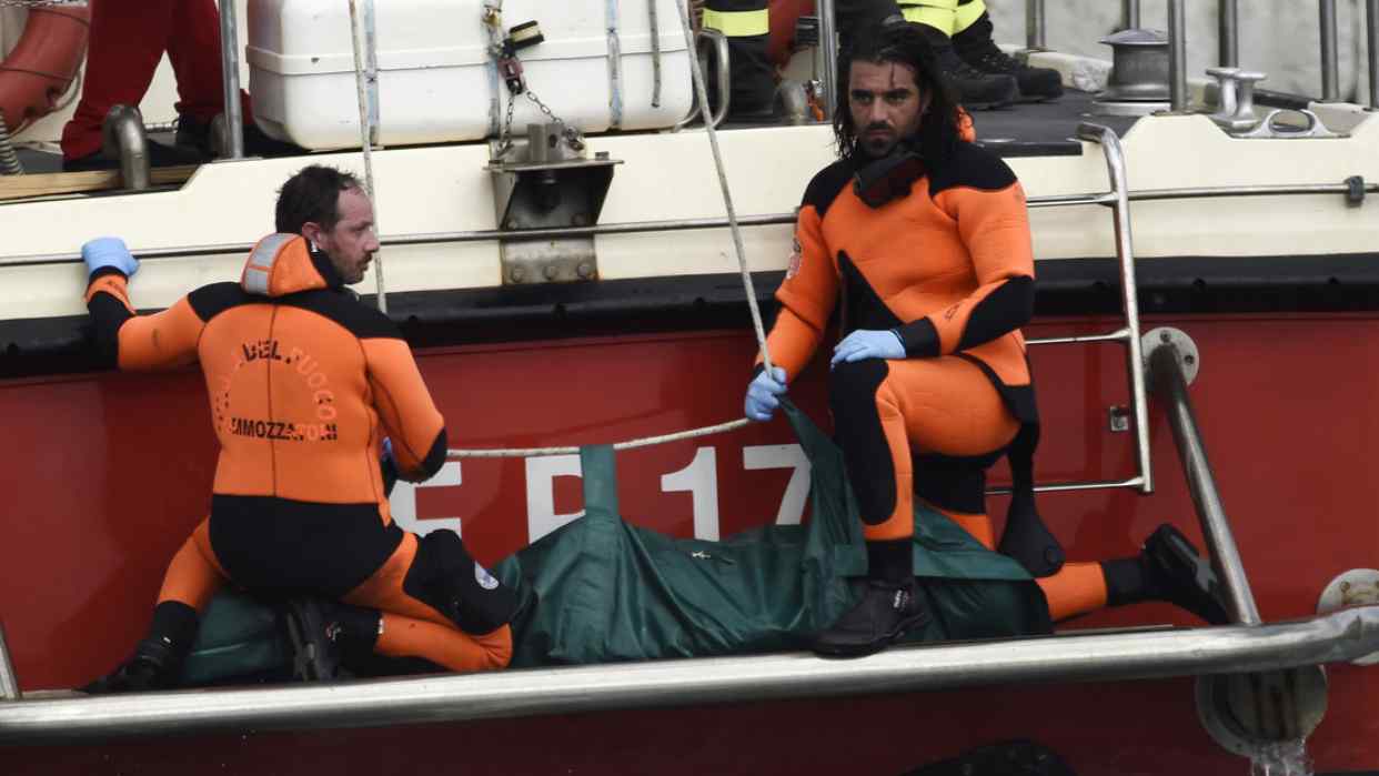 Hallan cuatro cuerpos en el yate del magnate Michael Lynch que naufragó frente a las costas de ...