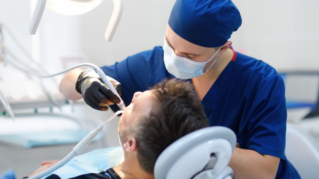 Un hombre muere tras la extracción de 23 dientes en un solo día
