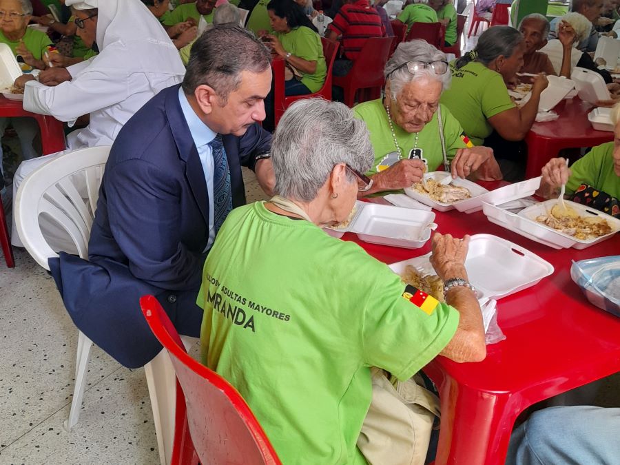 Visita de dos embajadores a un centro de adultos mayores