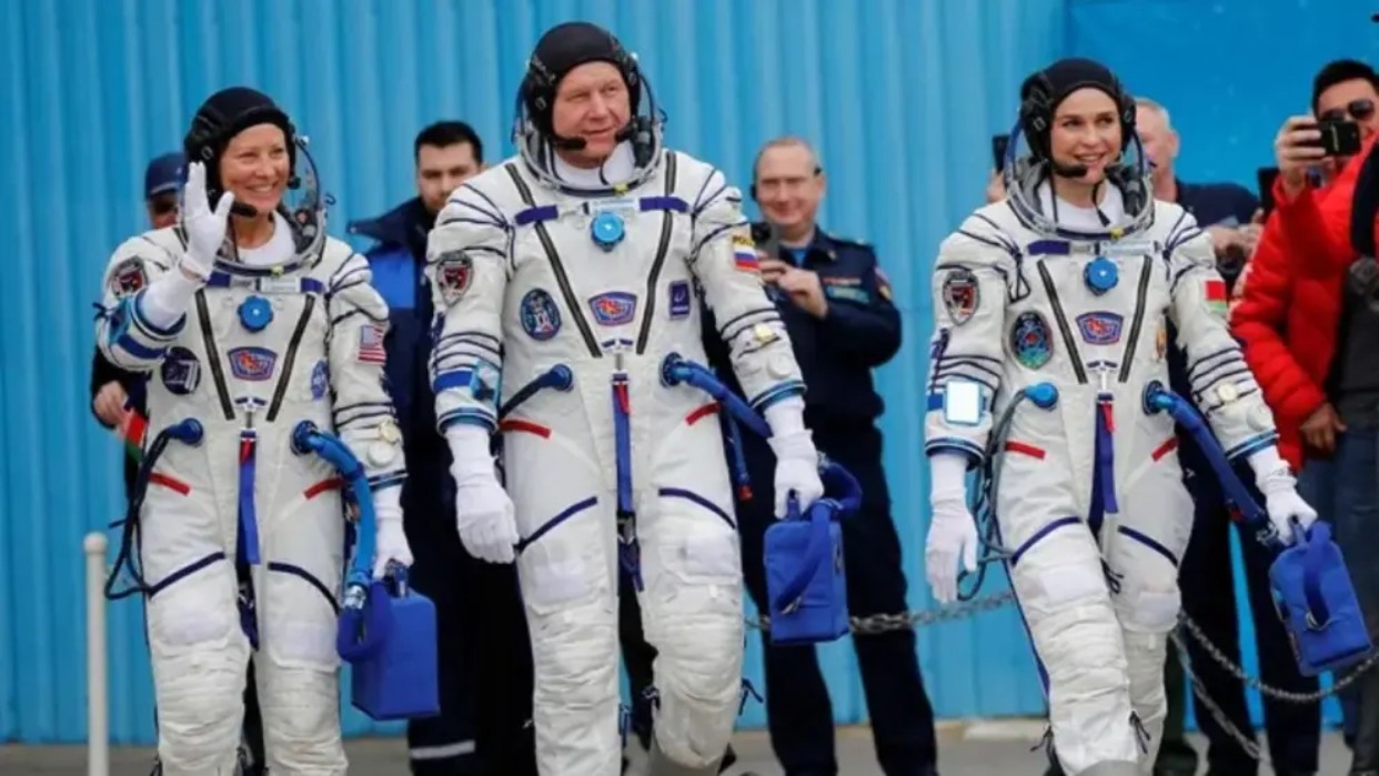 La nave Soyuz MS-25 con 3 astronautas regresa a la Tierra