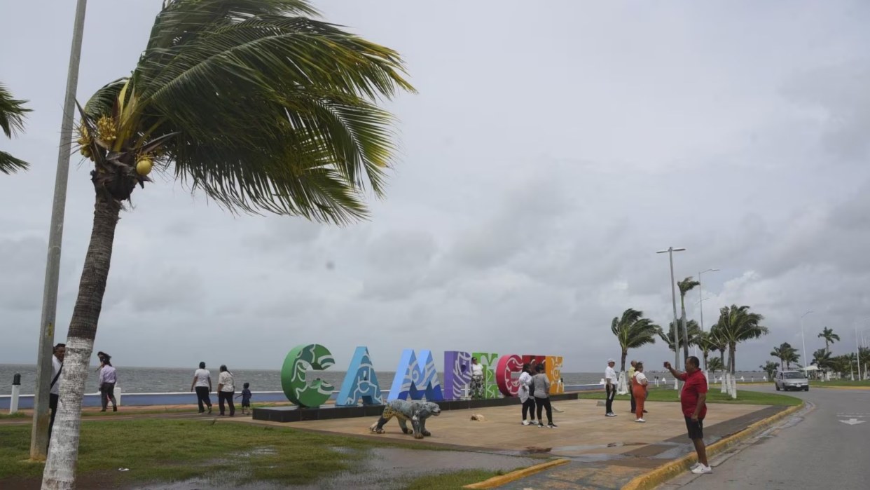 Milton se degrada a huracán categoría 4 cerca de las costas del sureste ...