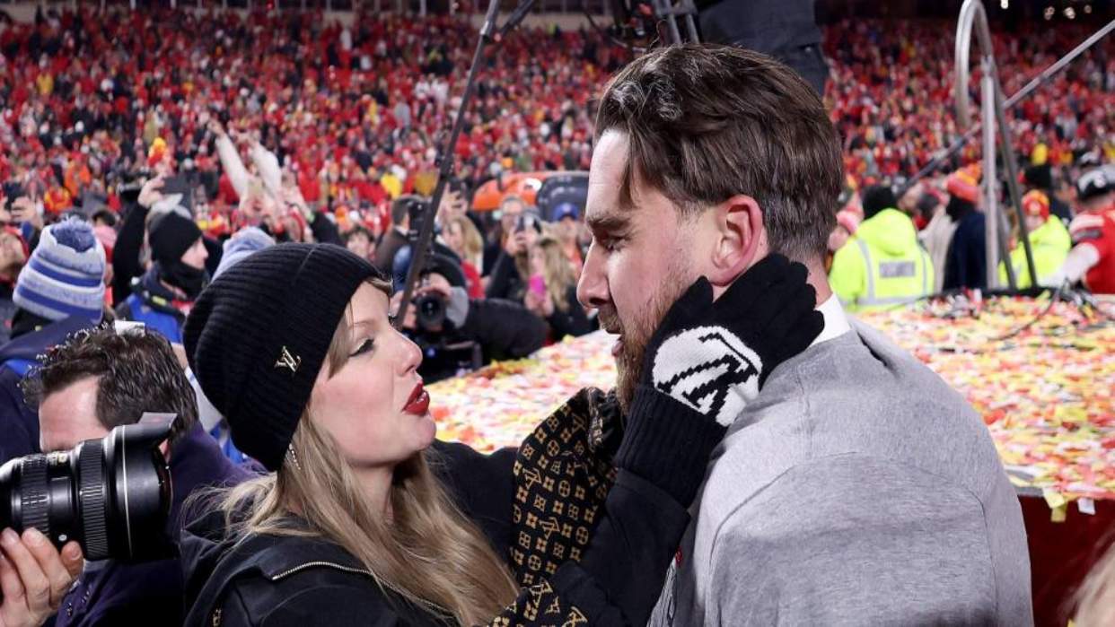 Taylor Swift y Travis Kelce celebran con un beso el pase a la Super Bowl