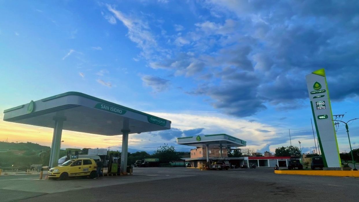 Colombia cierra decenas de gasolineras por presunta toma del narcotráfico