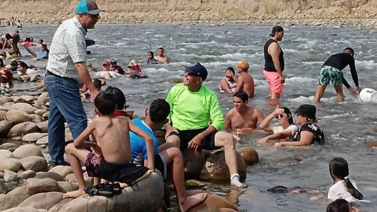 En Barinas disfrutan el carnaval en las aguas del río Santo Domingo