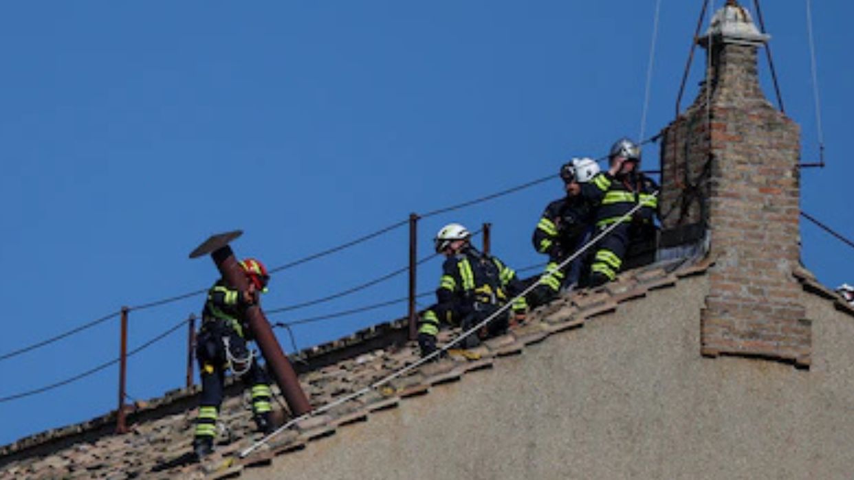 El Vaticano comenzó la instalación de la chimenea en la Capilla Sixtina ...