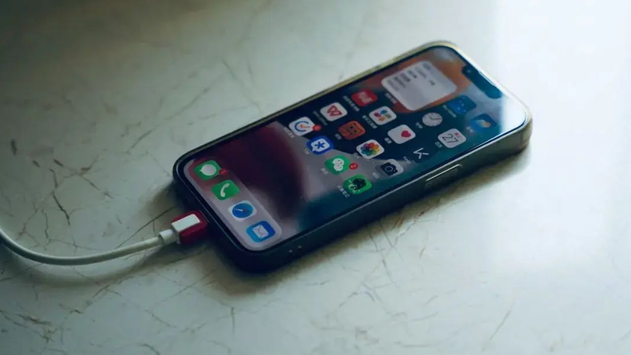 La inteligencia artificial llega a la batería del iPhone: así estaría ...