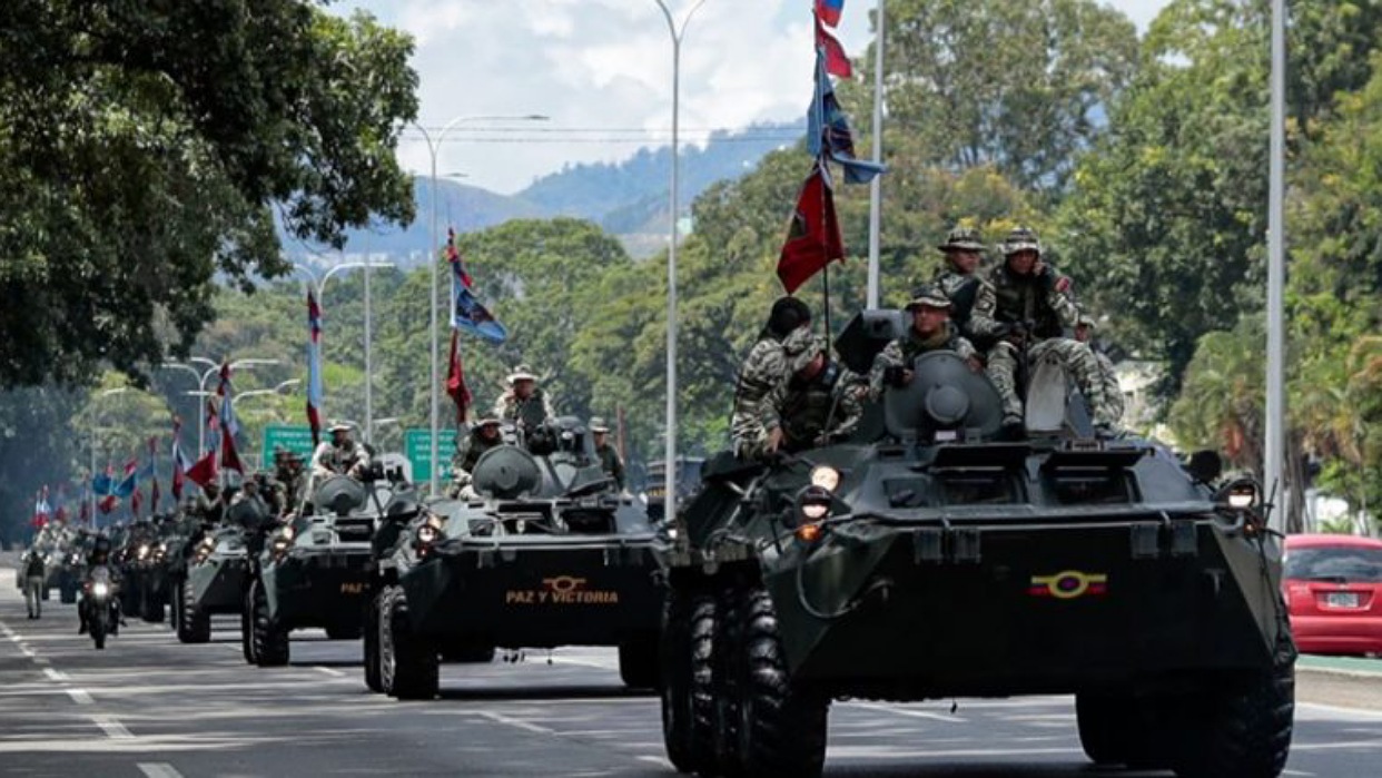 FANB exhibe poderío militar en Caracas con caravana de vehículos