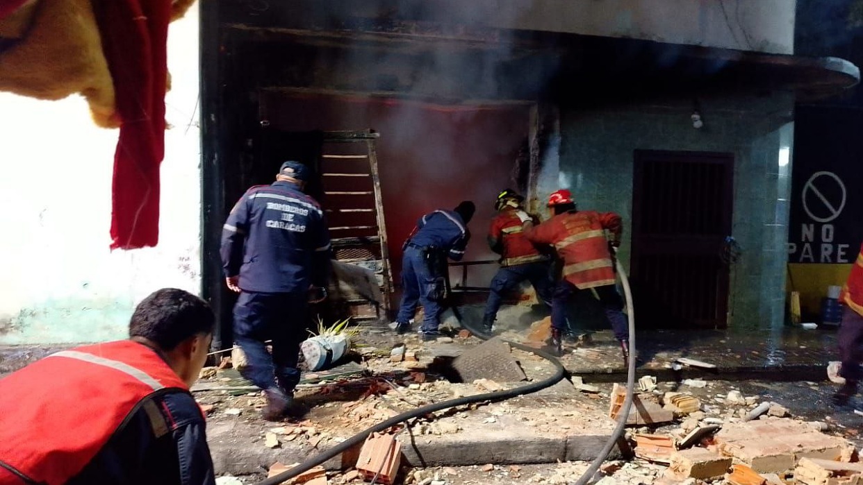 Bomberos de Caracas controlaron incendio tras explosión de una bombona ...