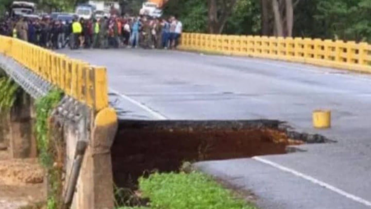 Socavado puente en la troncal 5 de Barinas entre los sectores La Mula y ...