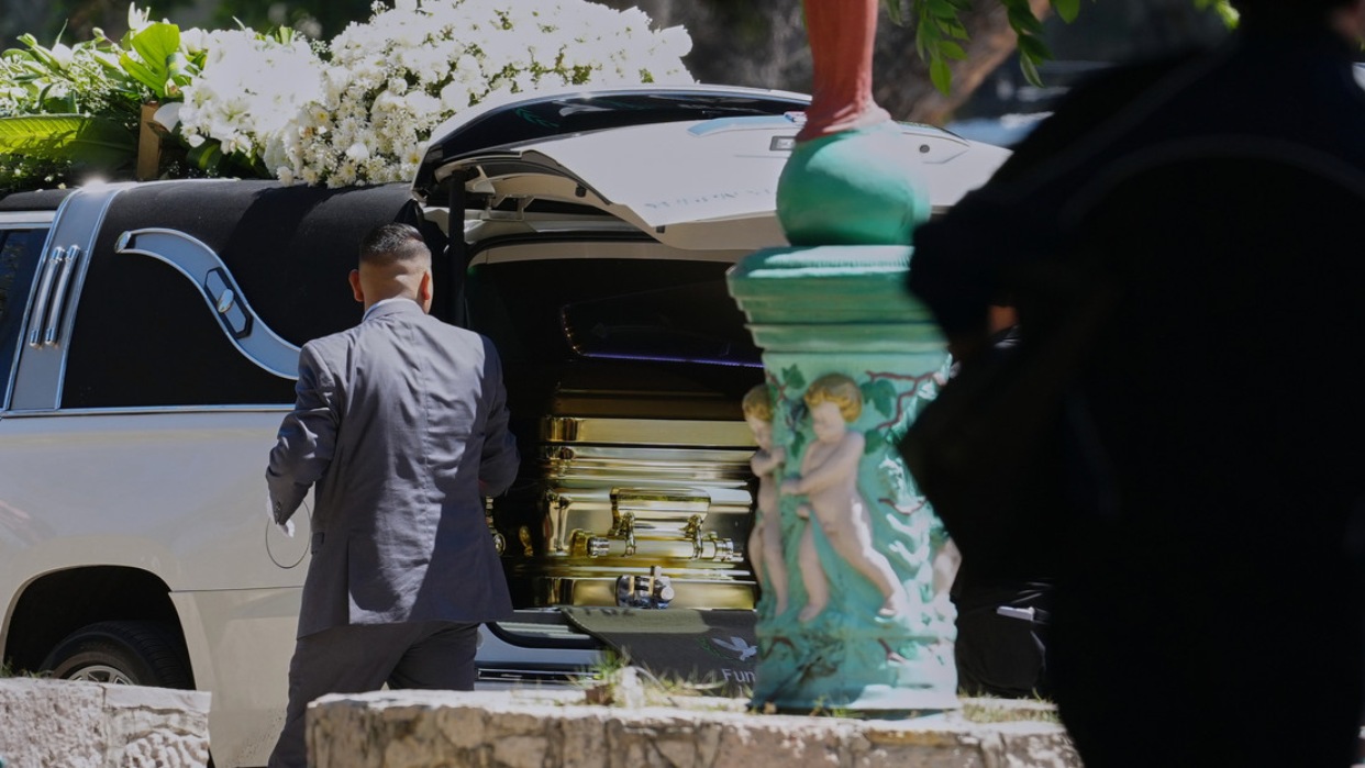 Así fue el funeral de El Mencho: música en vivo, más de 500 coronas y ...
