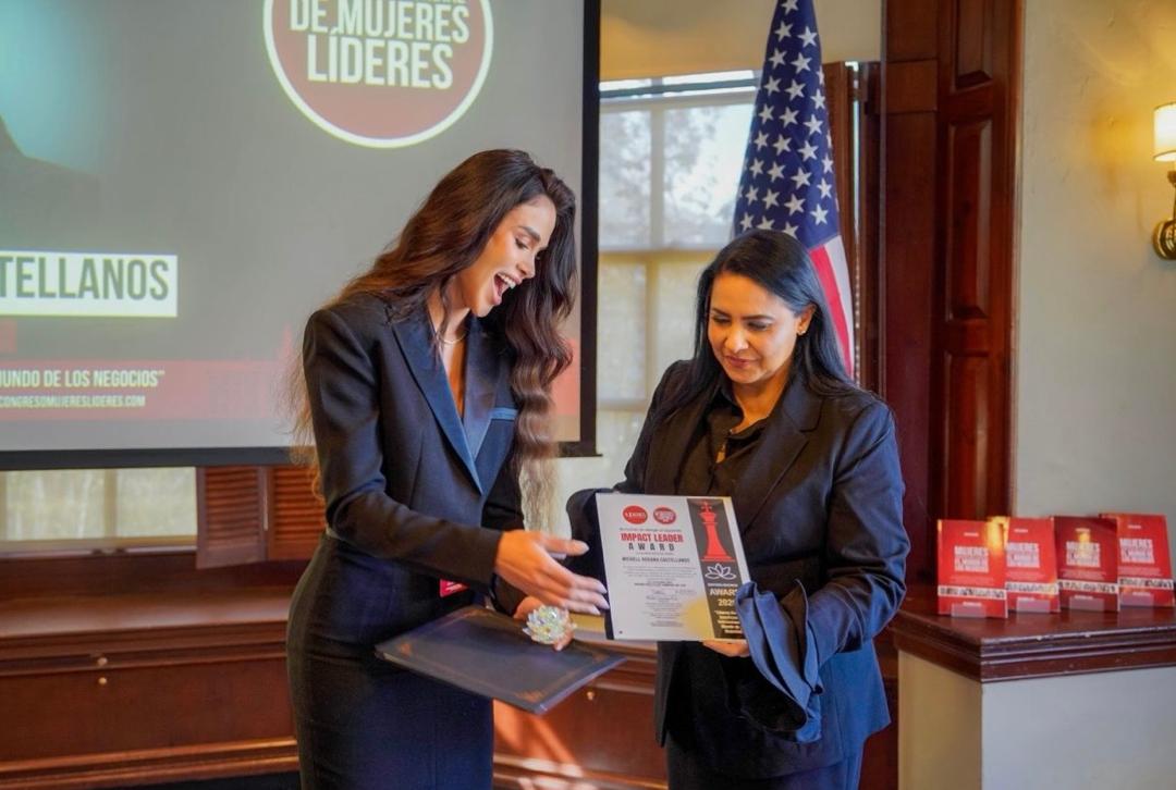 Michell Roxana Castellanos recibe el Impact Leaser Award y dicta ...