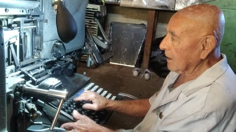 Un legendario linotipo sigue imprimiendo historias inolvidables en Mérida